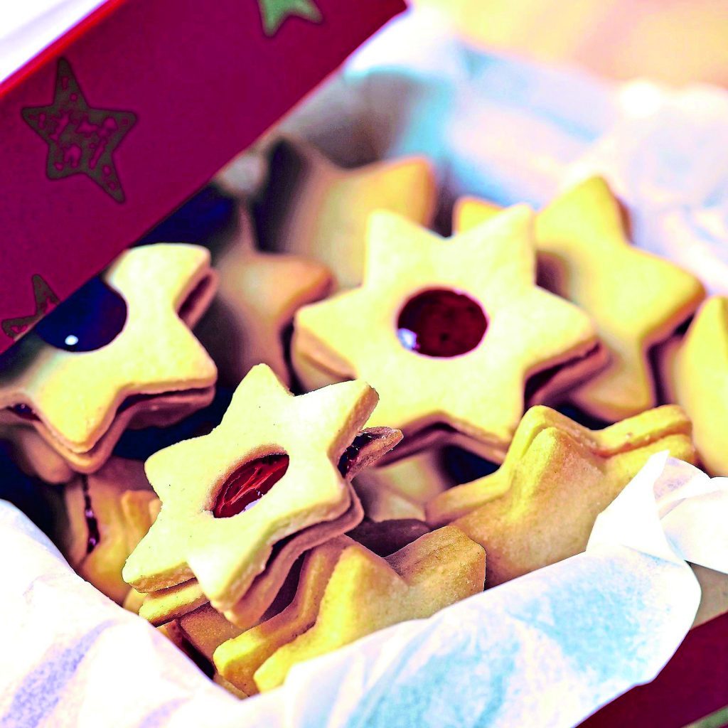 Biscuits étoilés à la gelée de pommettes - L’Écho de la Tuque